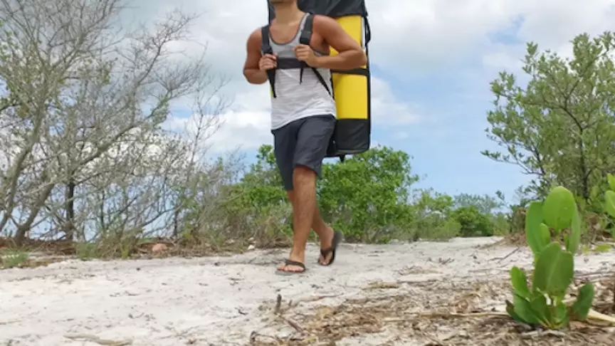 Este kayak cabe en una mochila para que puedas viajar por el mundo