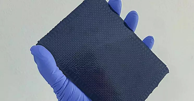 Le nouveau matériau en fibre de carbone se dissout dans l'eau, ignifuge