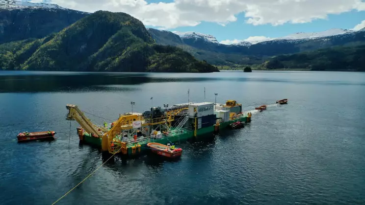 La construcció del cable elèctric submarí més llarg del món ha superat el punt mitjà