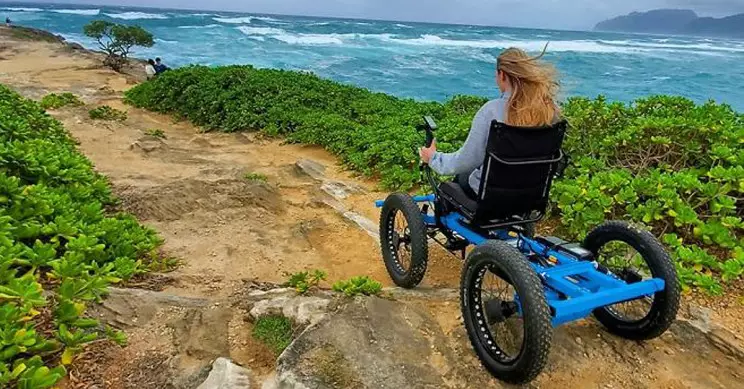 ינווענטאָר וואָס געבויט אַ רעדערשטול פון עלעקטריק בייקס פֿאַר כאַווערטע סטאַרץ מאַסע פּראָדוקציע