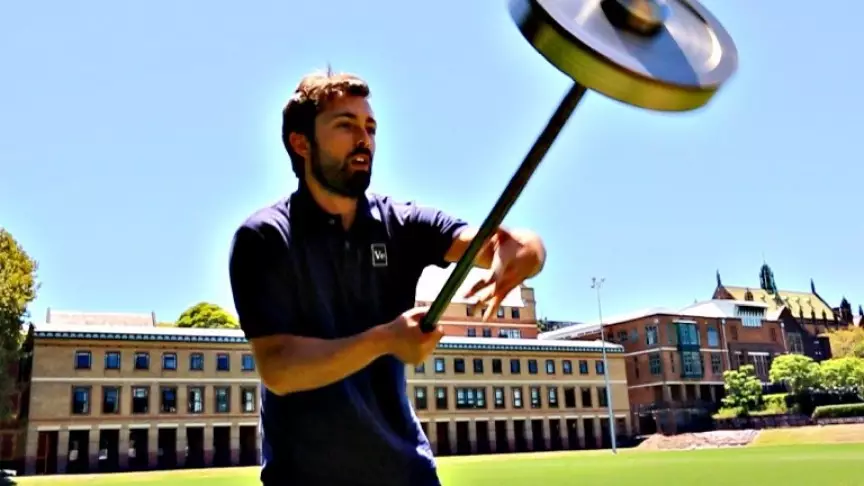 Pag-alsa og 20 kilos gamit ang Usa ka kamot Gamit ang Anti-Gravity Wheel