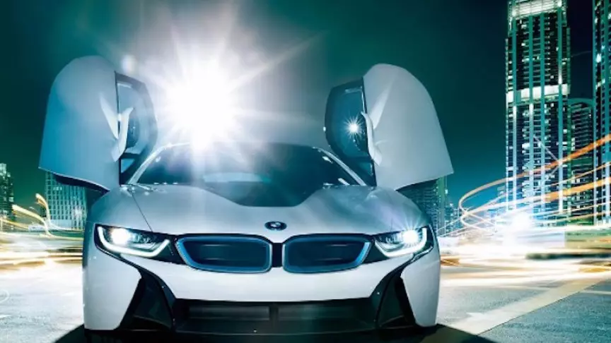 BMW i8 është ikona e progresit në fushën e makinave sportive