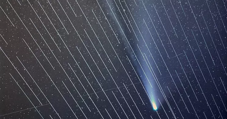 Starlink Satellites dabaru Comet NEOWISE Aago-Lapse Aworan