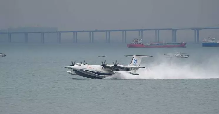 Verdens største vandflyver foretager sin jomfruflyvning i Kina