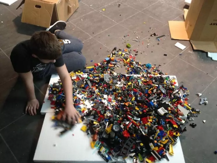 El nen amb autisme construeix la rèplica de LEGO Titanic més gran del món