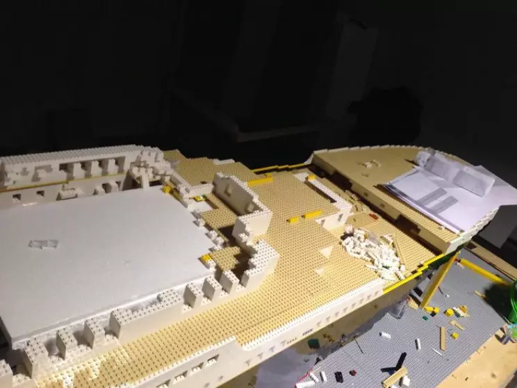 Tógann Buachaill le Uathachas an macasamhail de LEGO Titanic is Mó ar domhan