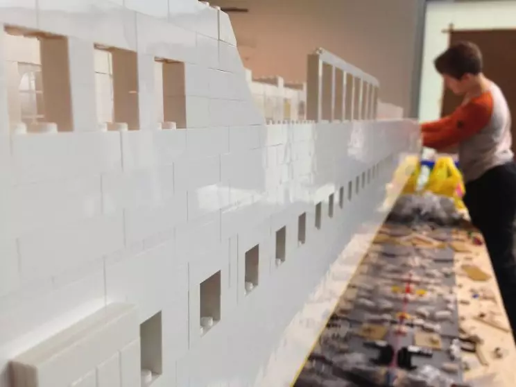 Tógann Buachaill le Uathachas an macasamhail de LEGO Titanic is Mó ar domhan