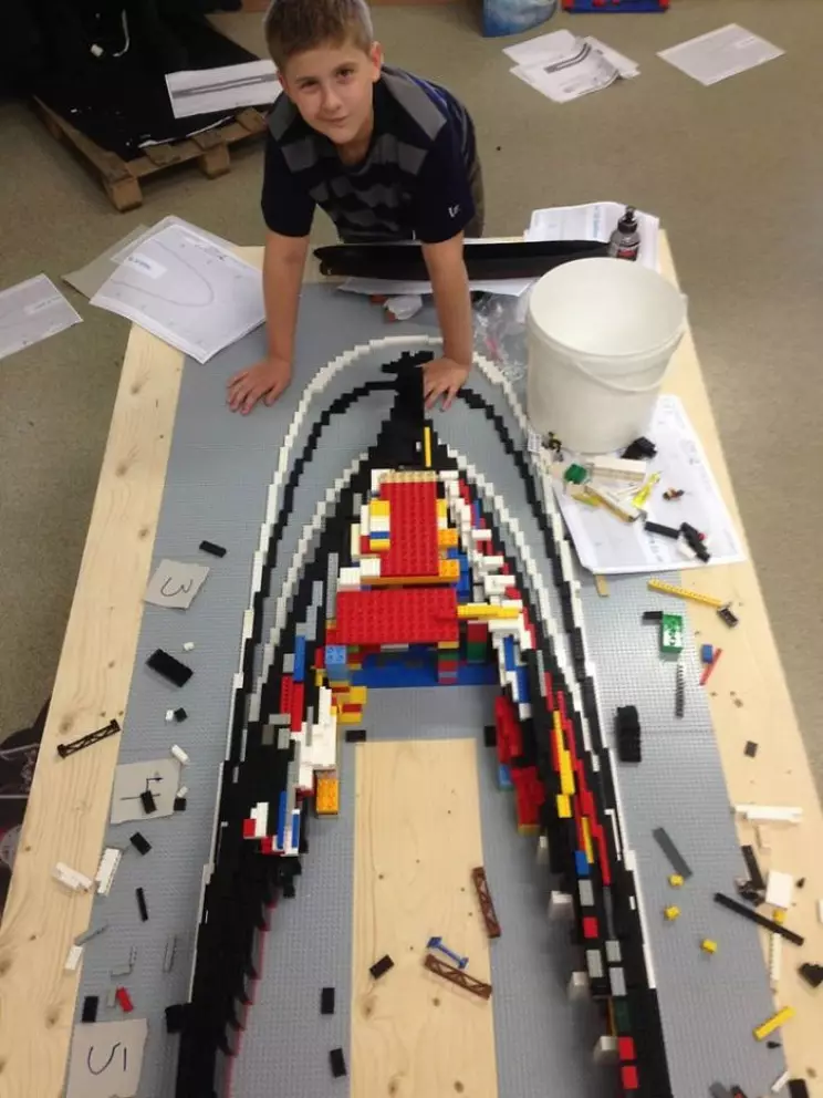 Ankizilahy manana autisme dia nanangana ny LEGO Titanic replika lehibe indrindra eran-tany