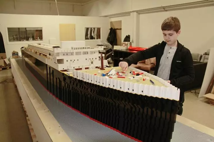 Ankizilahy manana autisme dia nanangana ny LEGO Titanic replika lehibe indrindra eran-tany