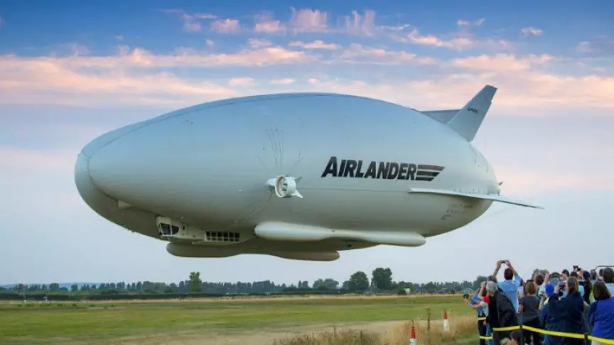 Hiiglaslik heeliumiga täidetud hübriidõhulaev Airlander teeb esimese ajaloolise lennu