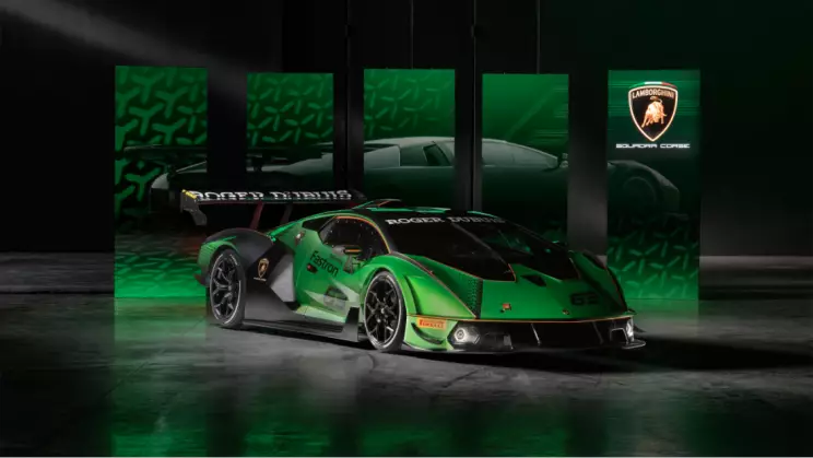 La Nova 830 HP Essenza SCV12 de Lamborghini estas Kontraŭleĝa Veturi sur la Aŭtovojo