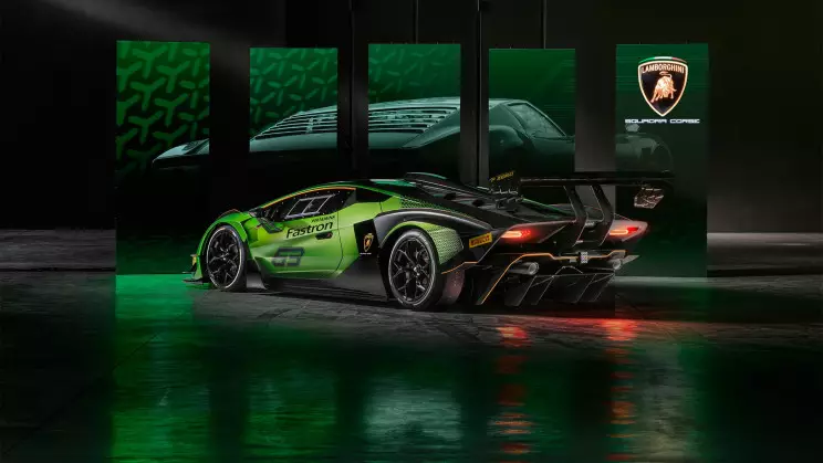 La Nova 830 HP Essenza SCV12 de Lamborghini estas Kontraŭleĝa Veturi sur la Aŭtovojo