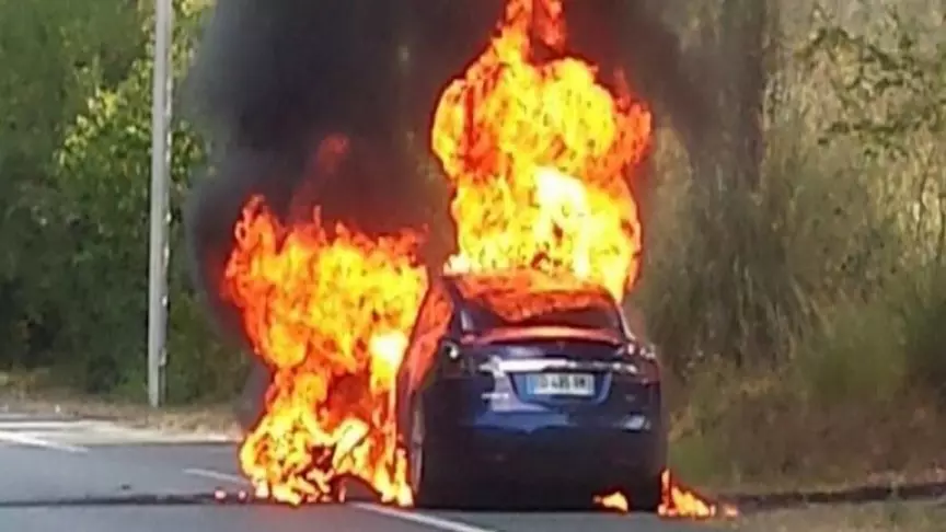 Tesla-batterij eksplodearret en ferbrânt auto ta in skerpe