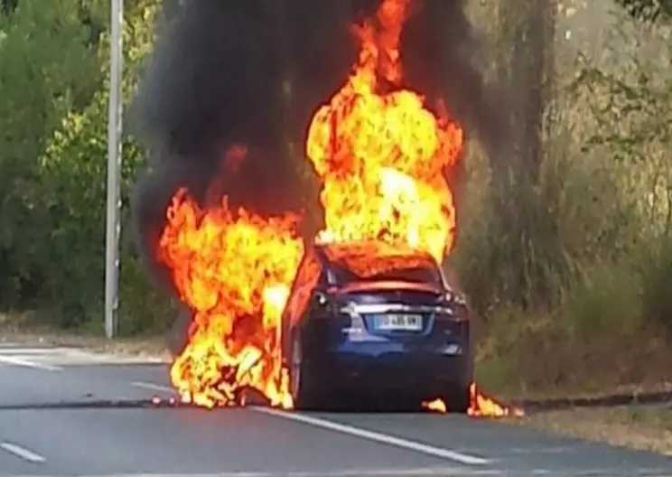 Betri ya Tesla Inalipuka na Kuteketeza Gari hadi Kukasirika