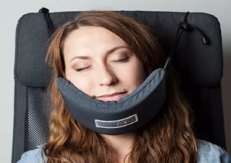 The Head Hammock- Finalmente uma solução para dormir em aviões