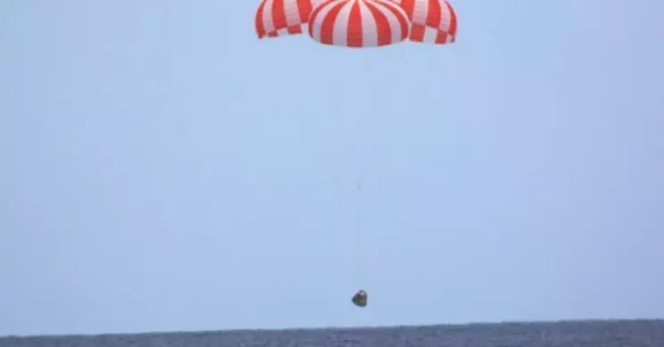 Crew Dragon společnosti SpaceX provedl první úspěšný splashdown v USA od roku 1975