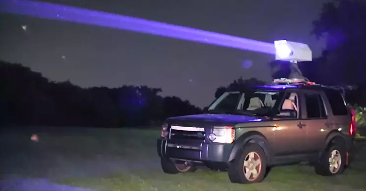 Guy Mounts Highly Perikoluż Laser 200-Watt fuq il-Bejt tal-Karozza Tiegħu