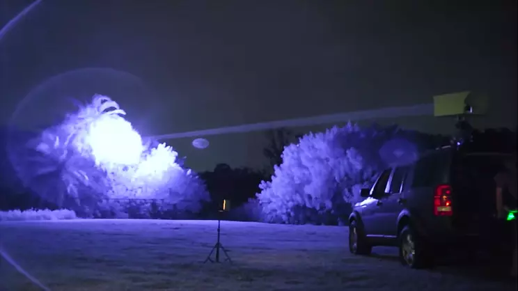 Guy Mounts Highly Perikoluż Laser 200-Watt fuq il-Bejt tal-Karozza Tiegħu