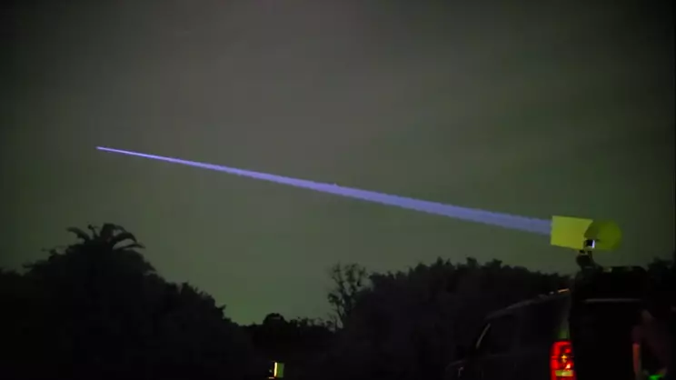 Guy Mounts Highly Perikoluż Laser 200-Watt fuq il-Bejt tal-Karozza Tiegħu