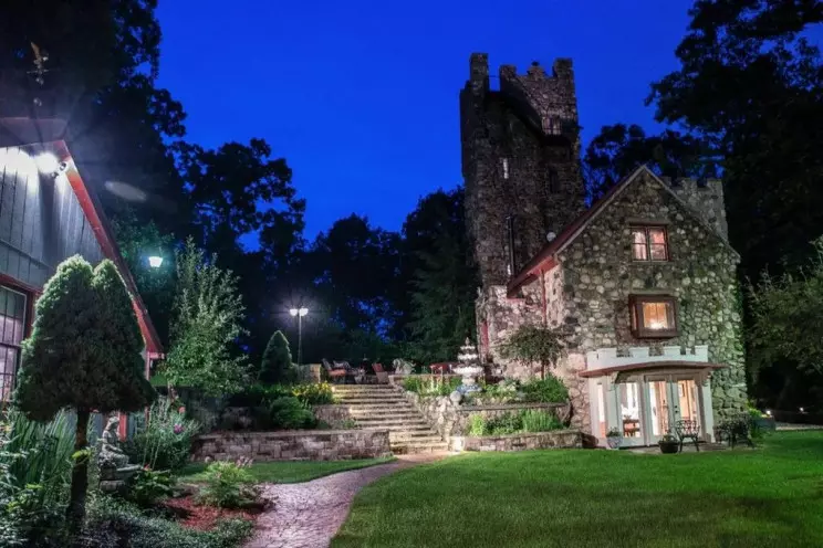 2,000-Square-Foot Helmer Castle Ikugulitsidwa pa $529,000