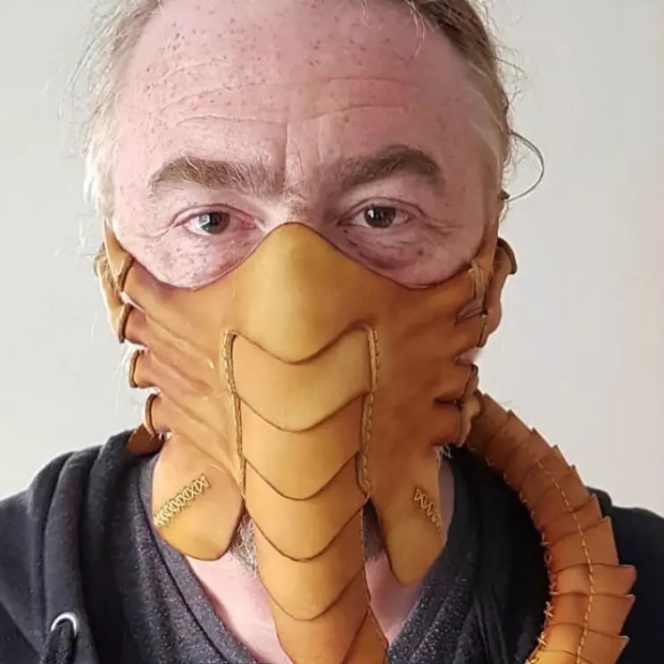 Suratkeş senetleri, iki günde 59 bölek deri 'Alien' Facehugger ýüz maskasy