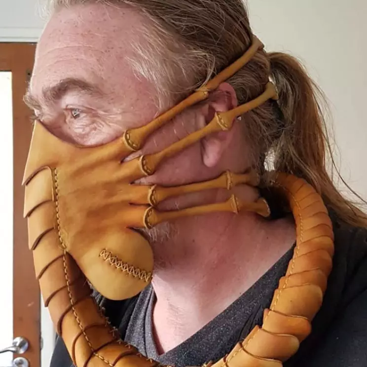 Suratkeş senetleri, iki günde 59 bölek deri 'Alien' Facehugger ýüz maskasy