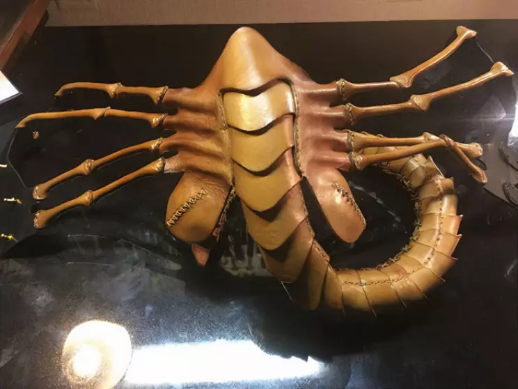 Suratkeş senetleri, iki günde 59 bölek deri 'Alien' Facehugger ýüz maskasy