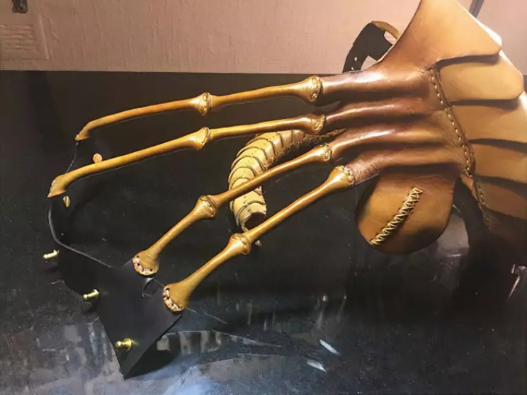 Suratkeş senetleri 59 günüň içinde deri 'Alien' Facehugger ýüz maskasy iki günde