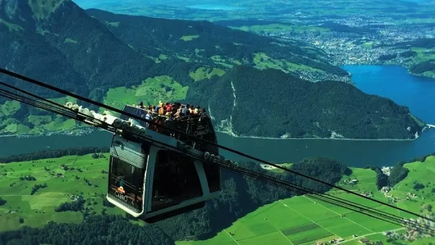 O primeiro (e único) teleférico aberto de dous pisos do mundo