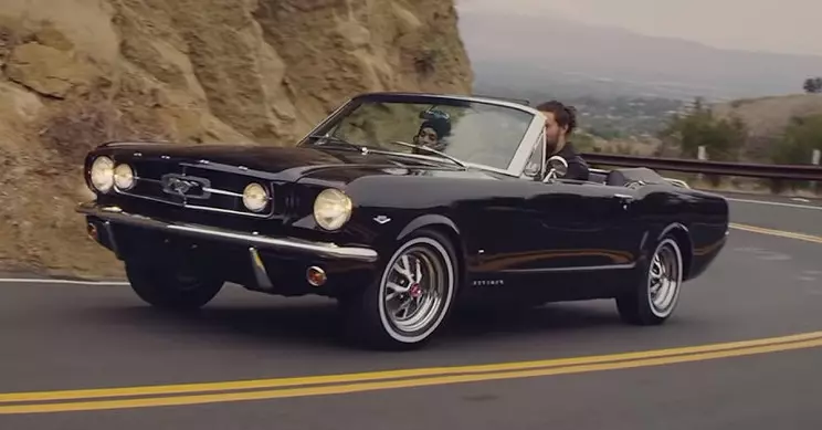 Jason Momoa Mu Iyawo pada 1965 Ford Mustang, Ọkọ ayọkẹlẹ Akọkọ Rẹ