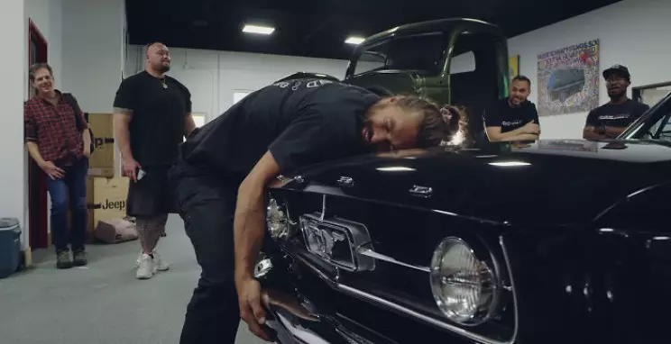 Jason Momoa Mu Iyawo pada 1965 Ford Mustang, Ọkọ ayọkẹlẹ Akọkọ Rẹ