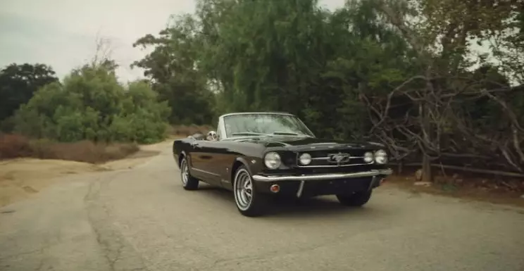 Jason Momoa 1965 Ford Mustang, Otomobîla Wê ya Yekem, Jinê Vegerîne