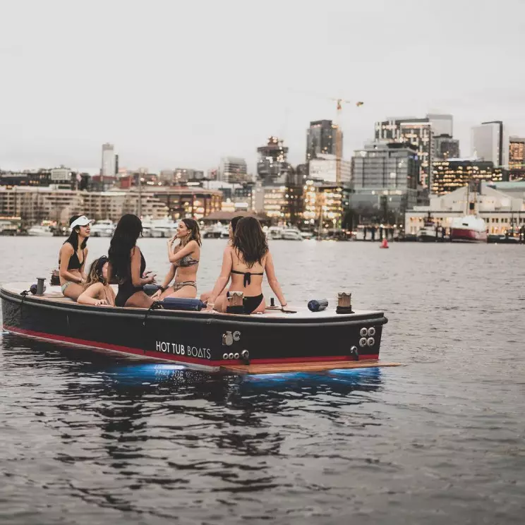 Seattleites Bisa Nyewa Perahu Hot Tub liwat Lake Union