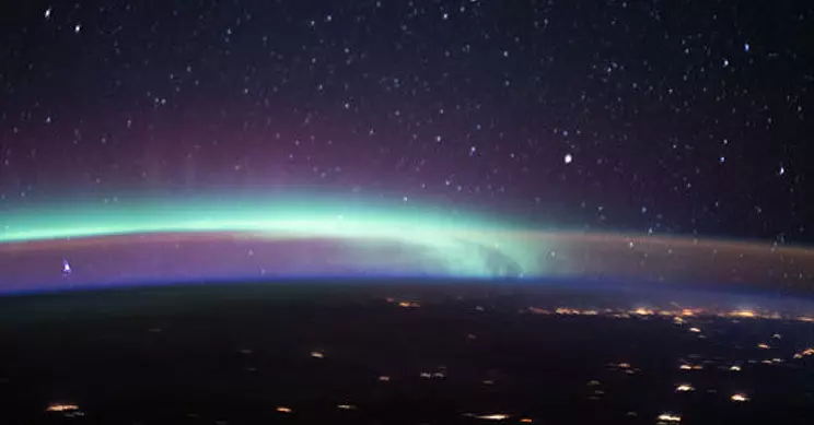 Aurora atopa o resplandor do aire nunha foto etérea capturada desde a ISS