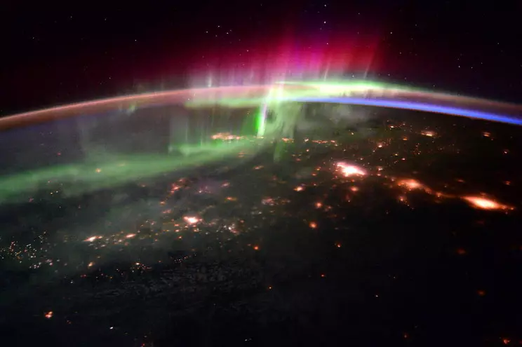 Aurora ontmoet Airglow in etherische foto gemaakt vanuit ISS