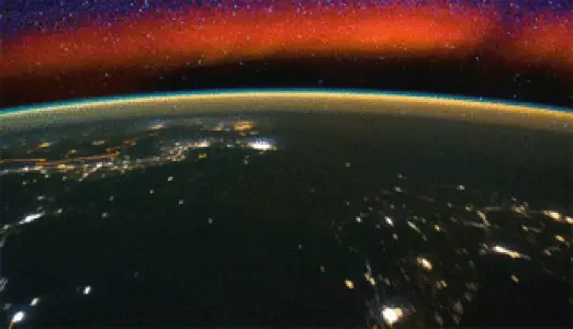 Aurora se setkává s Airglow na éterické fotografii pořízené z ISS