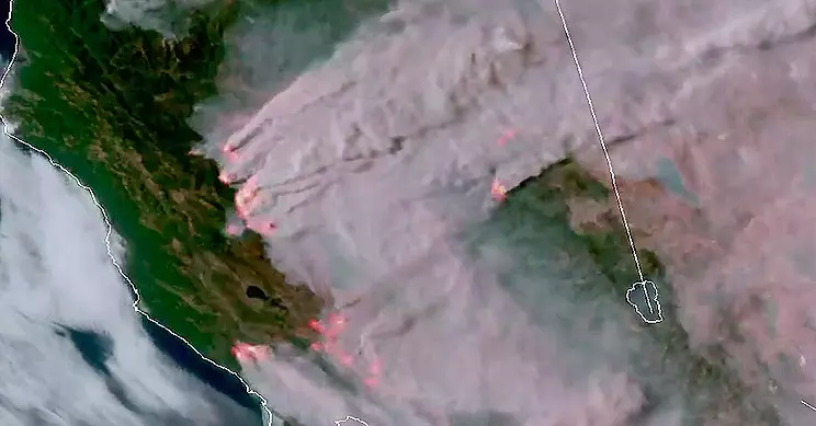 Delweddau Lloeren yn Dangos Tanau Gwyllt Dinistriol o California