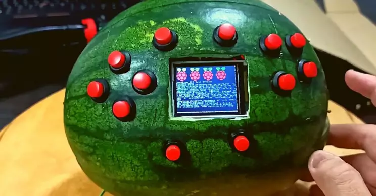 Student förvandlar färsk vattenmelon till klassisk Game Boy med Raspberry Pi