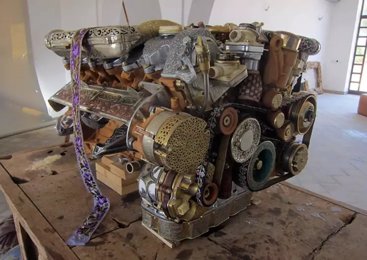 Construirea unei sculpturi de motor Mercedes V12 din 53 de materiale diferite