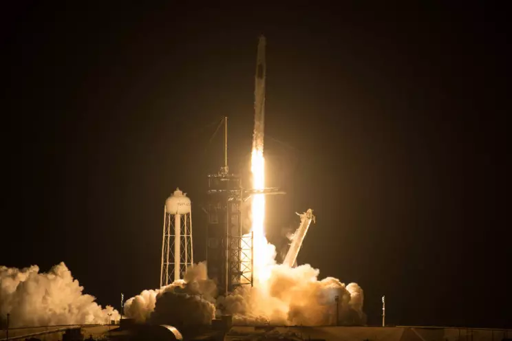 स्पेसएक्स फाल्कन 9 रॉकेट क्रू -2 को ले जा रहा है