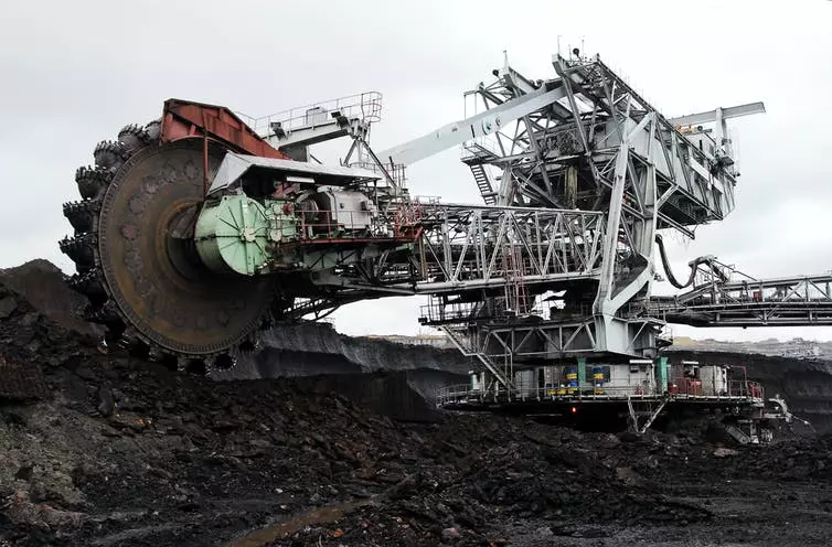 מחפר גדול עם גלגלים בשימוש במכרה פחם.