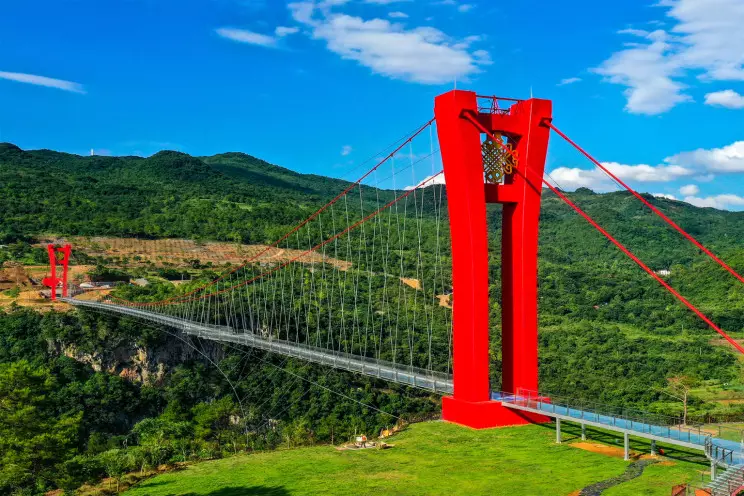 تم بناء أطول جسر زجاجي في العالم في الصين