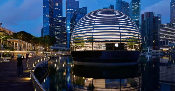 Mivoha any Singapore ny fivarotana Apple Marina Bay Sands mitsingevana