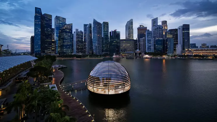 Mivoha any Singapore ny fivarotana Apple Marina Bay Sands mitsingevana