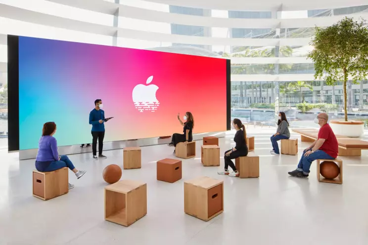 Floating Apple 滨海湾金沙店在新加坡开业