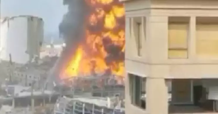 Un énorme incendie se déclare dans le port de Beyrouth après l'explosion massive du mois dernier