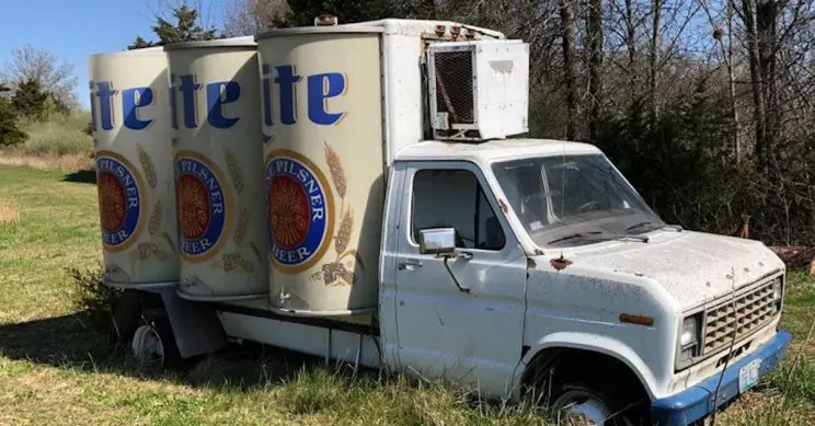 Denne Beat Up Ford Econoline ølbilen er til salgs på nett for $2500