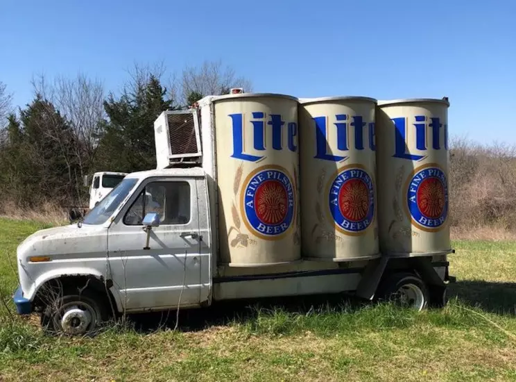 Ĉi tiu Beat Up Ford Econoline Beer Truck Estas Vendebla Interrete por $2,500