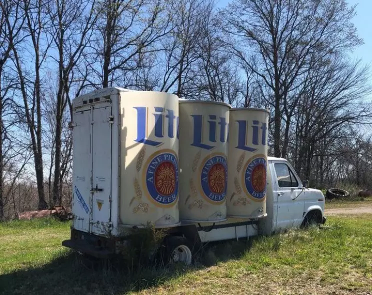 Denne Beat Up Ford Econoline ølbilen er til salgs på nett for $2500