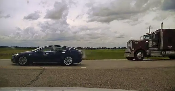 A Tesla sofőrje elaludt, miközben 93 MPH sebességgel haladt az Autopiloton